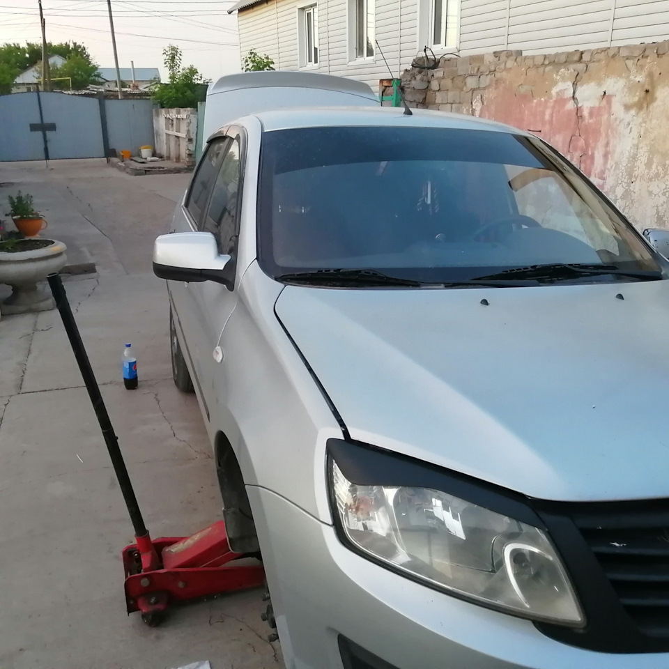 Новые передние колодки и тормозные диски — Lada Гранта (1G), 1,6 л ...