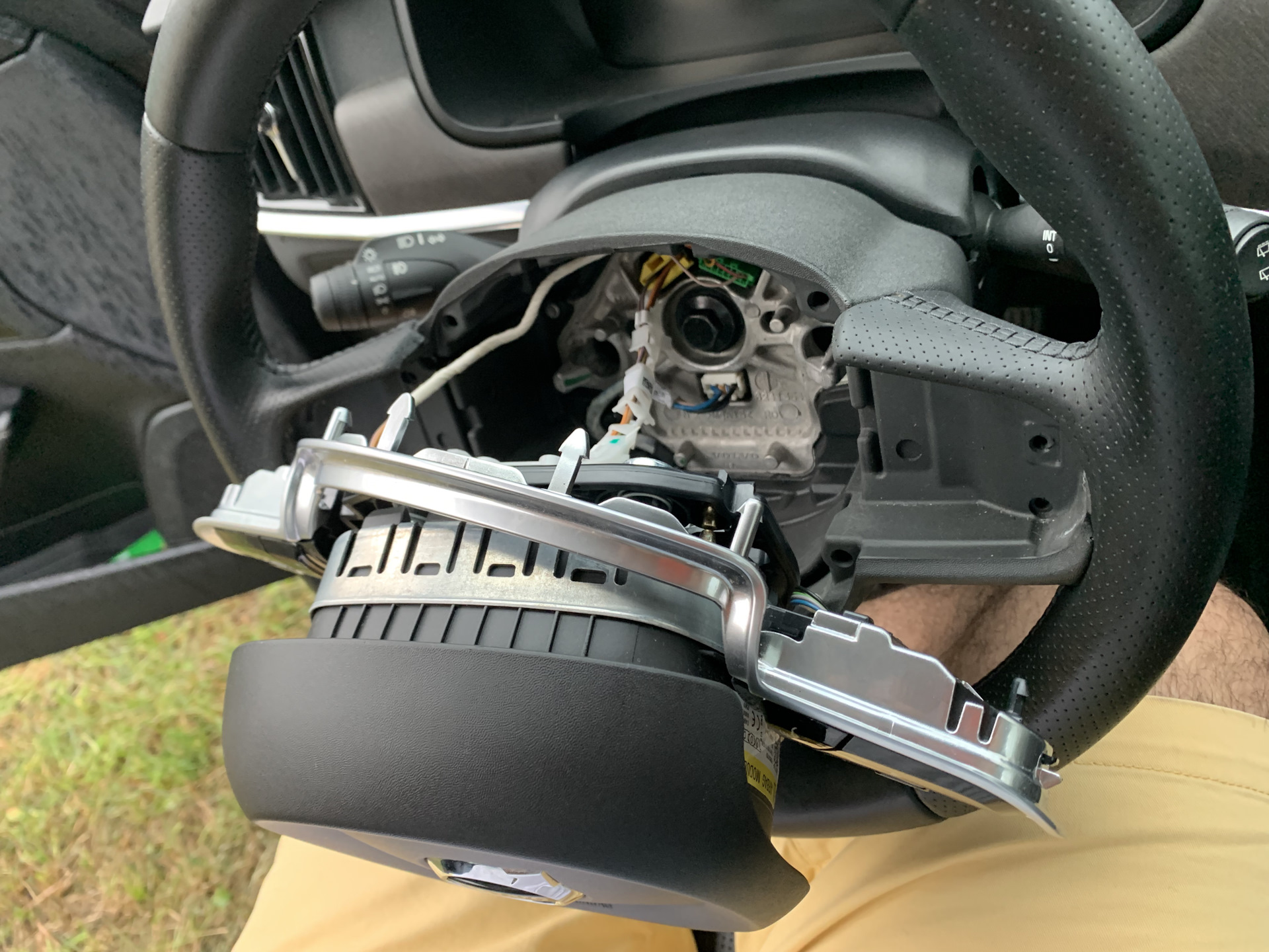 Замена кнопок на руле — Volvo V90 Cross Country, 2 л, 2019 года ...