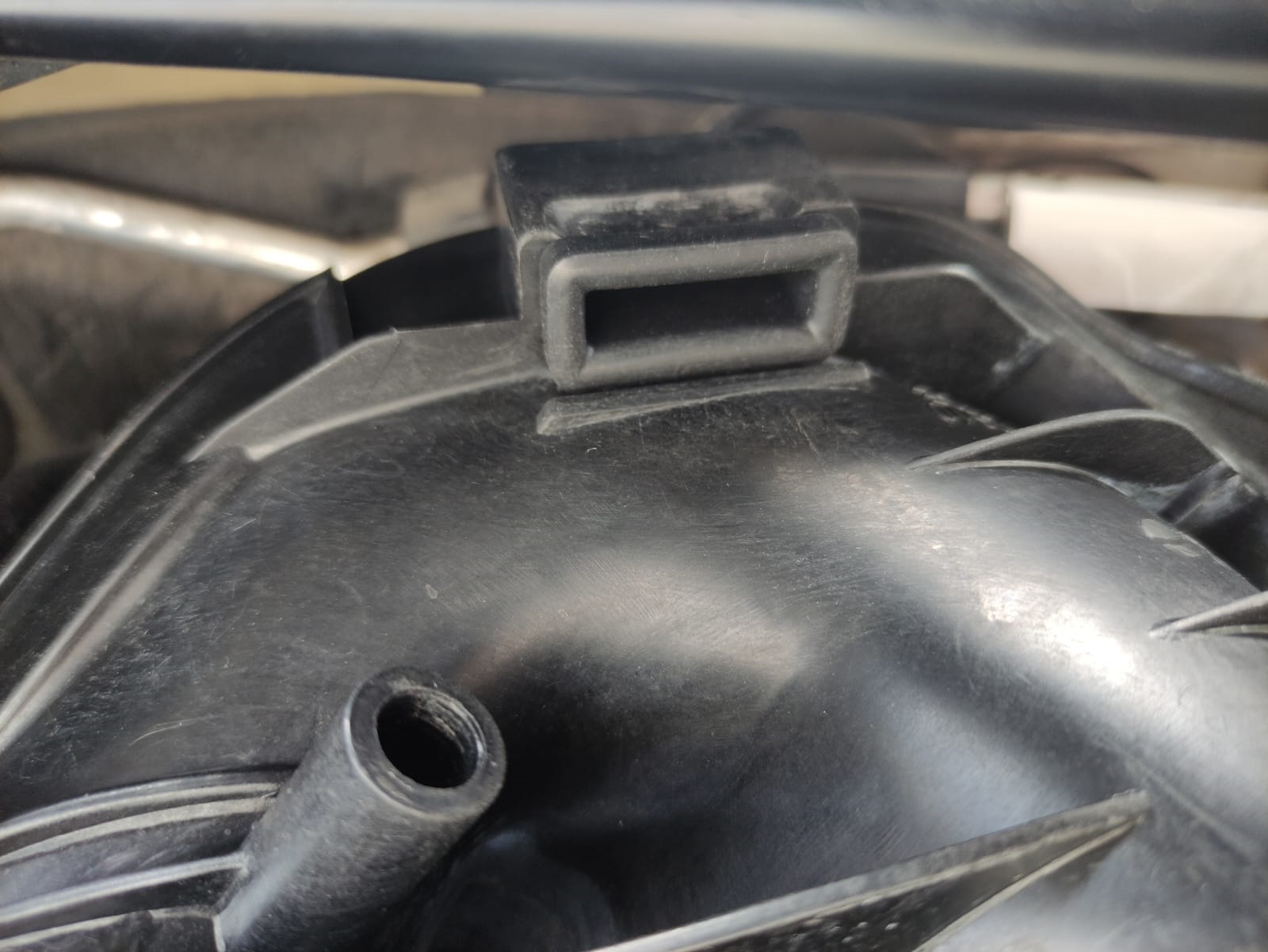 Замена демпферов кожуха двигателя, BMW E87 — BMW 1 series (E81/E87), 2 ...