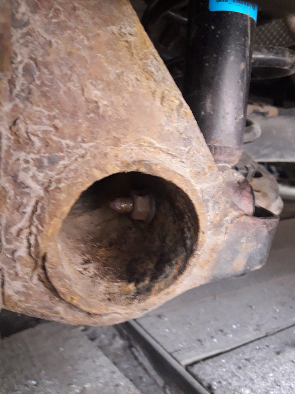 Замена задних опор пружин. — Audi A6 (C5), 1,9 л, 2002 года | своими ...