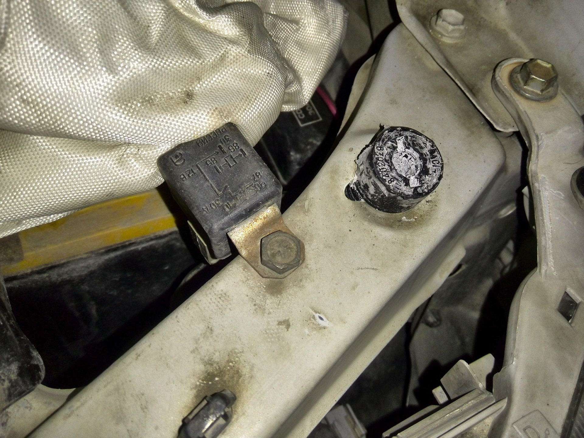 Отбойник капота — Toyota Corolla Spacio (E110), 1,6 л, 1997 года ...