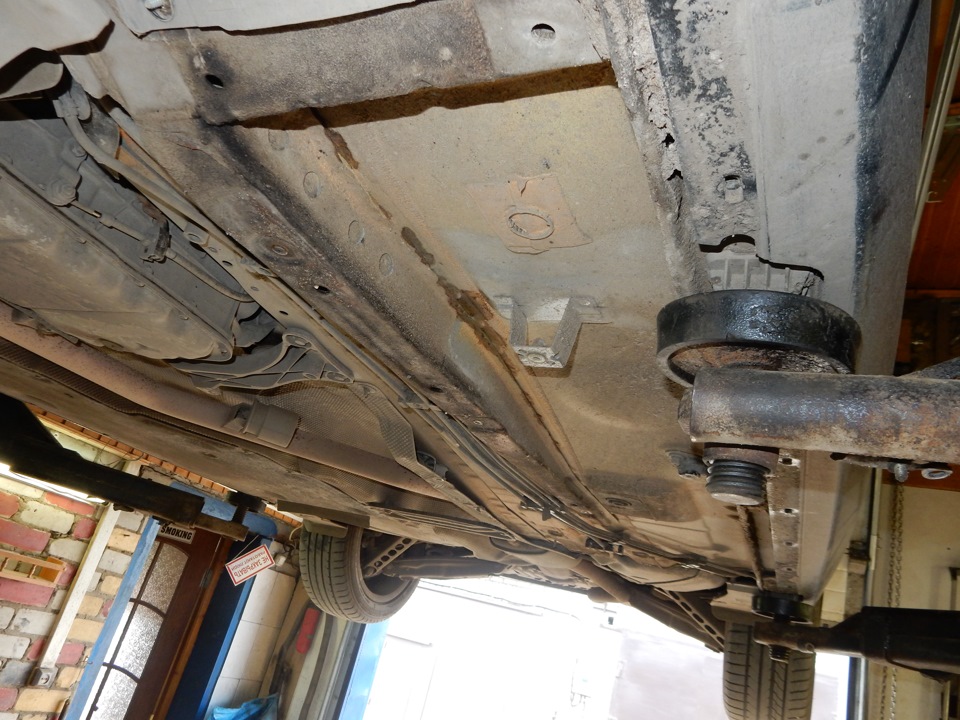 Замена боковых облицовок днища — BMW 1 series (E81/E87), 1,6 л, 2011 ...