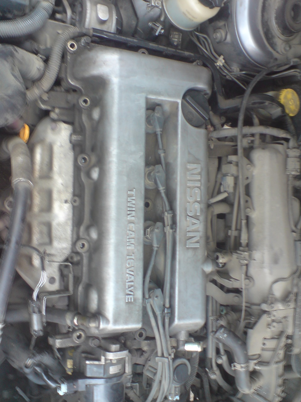 Замена прокладки клапанной крышки и прокладки свечных колодцев — Nissan Avenir (2G), 2 л, 2000 ...