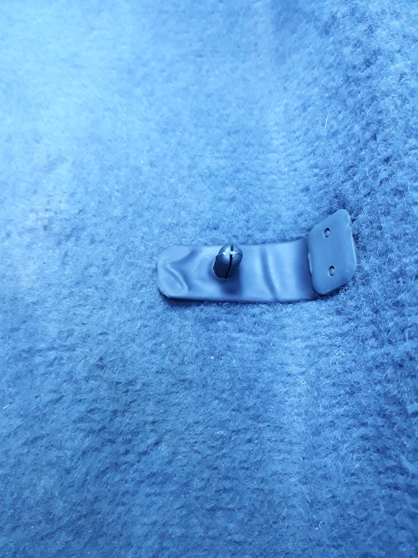 Ремонт держателя передних ковриков — Nissan Almera Classic (B10), 1,6 л, 2006 года | своими ...