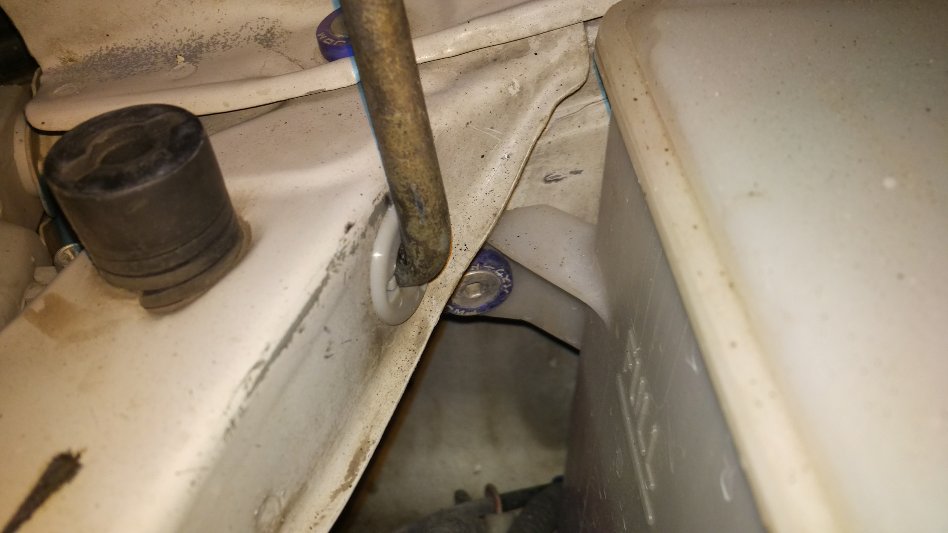 Опора капота — Toyota Corona (T190), 2 л, 1995 года | своими руками ...