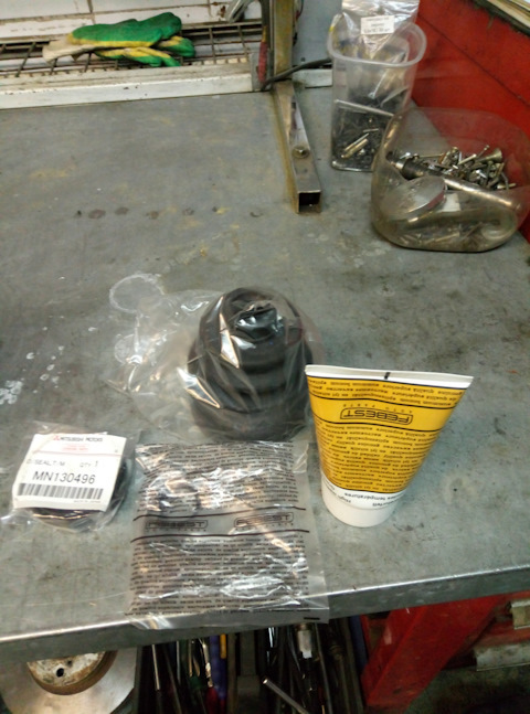 MN130496 Сальник полуоси передней Mitsubishi | Запчасти на DRIVE2