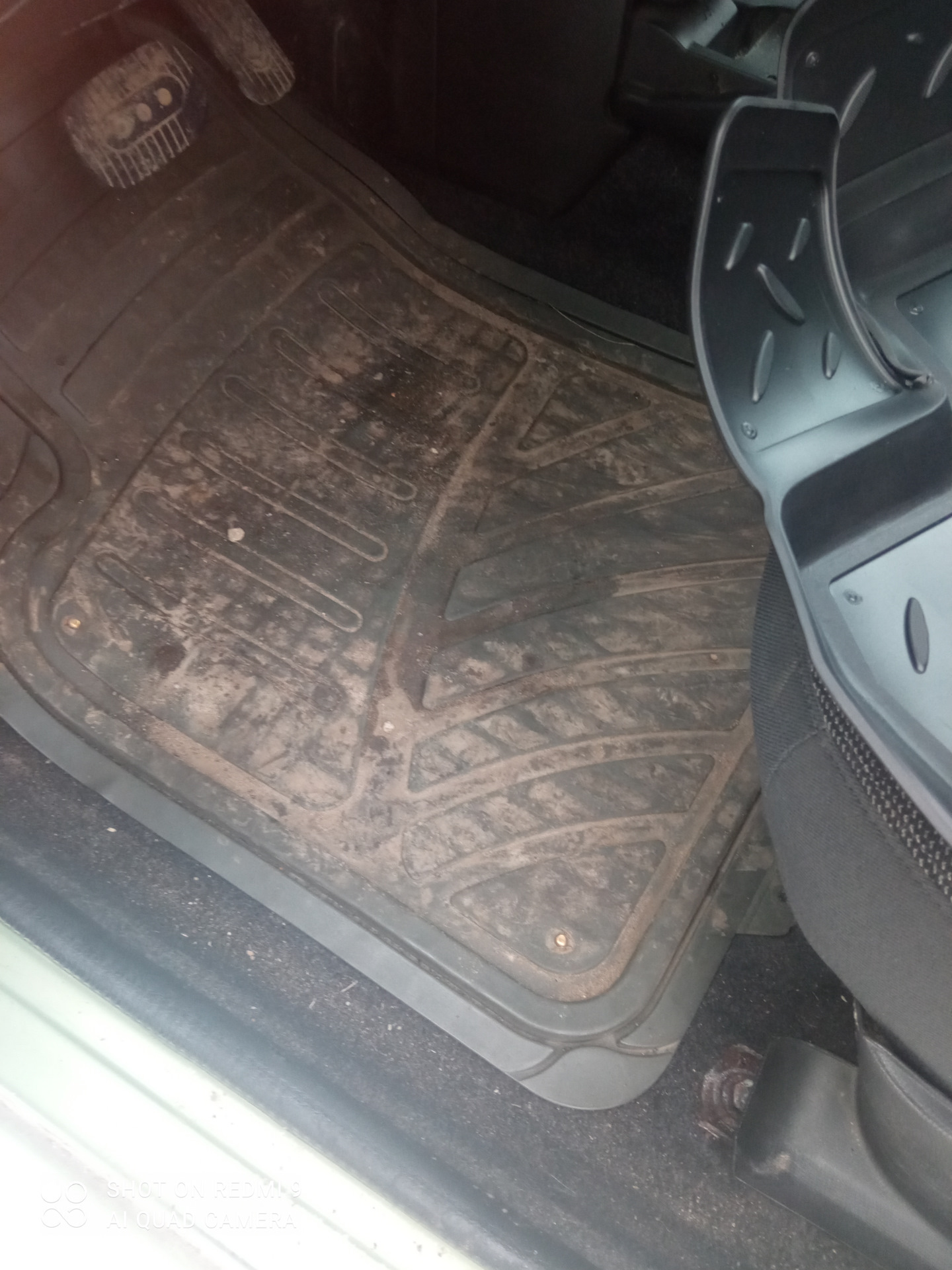 еще меньше, все как у всех- крючок капота, пробка омывайки, ковры ...