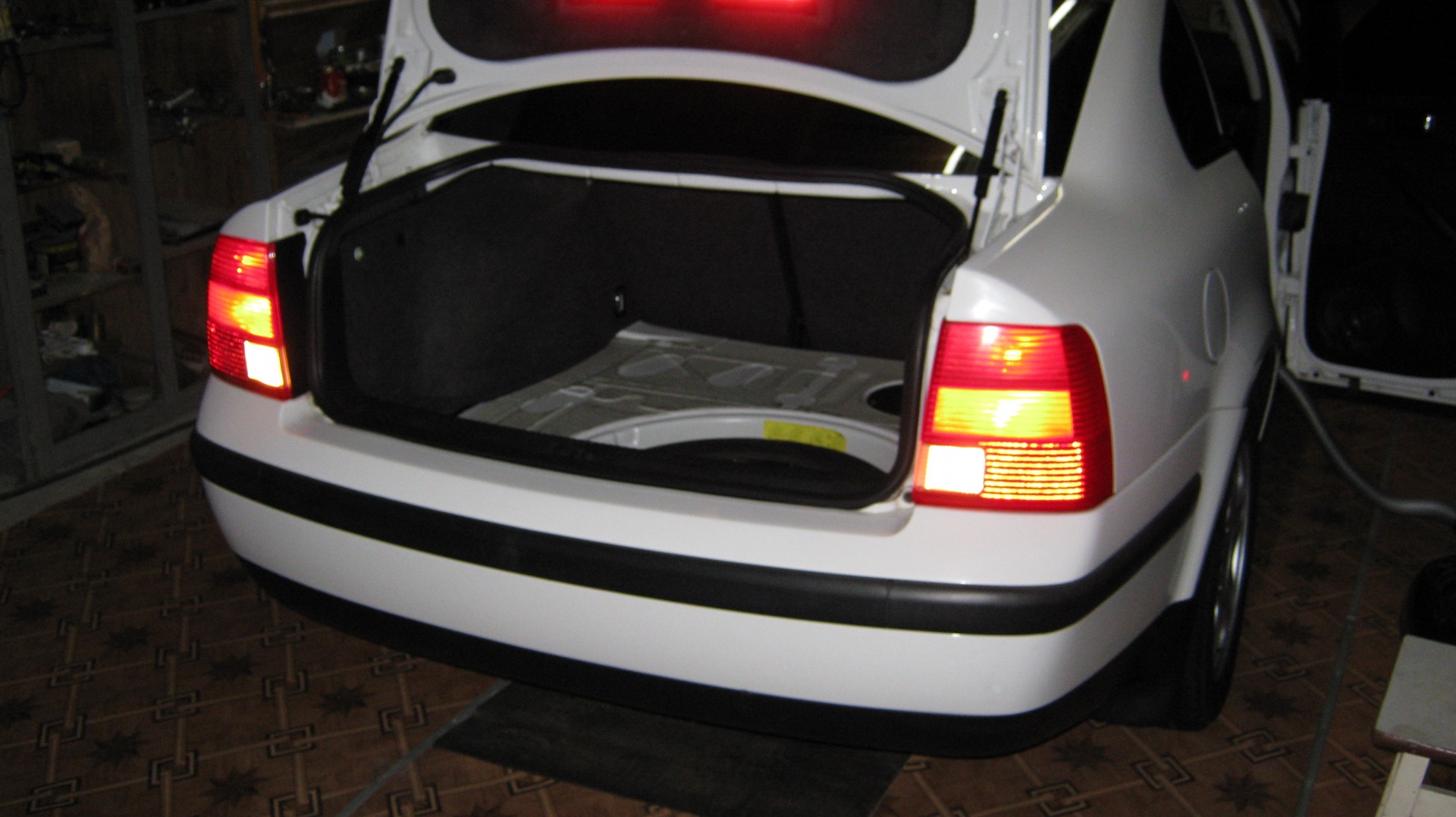 Чтоб в багажнике было сухо — Volkswagen Passat B5, 1,9 л, 1999 года ...