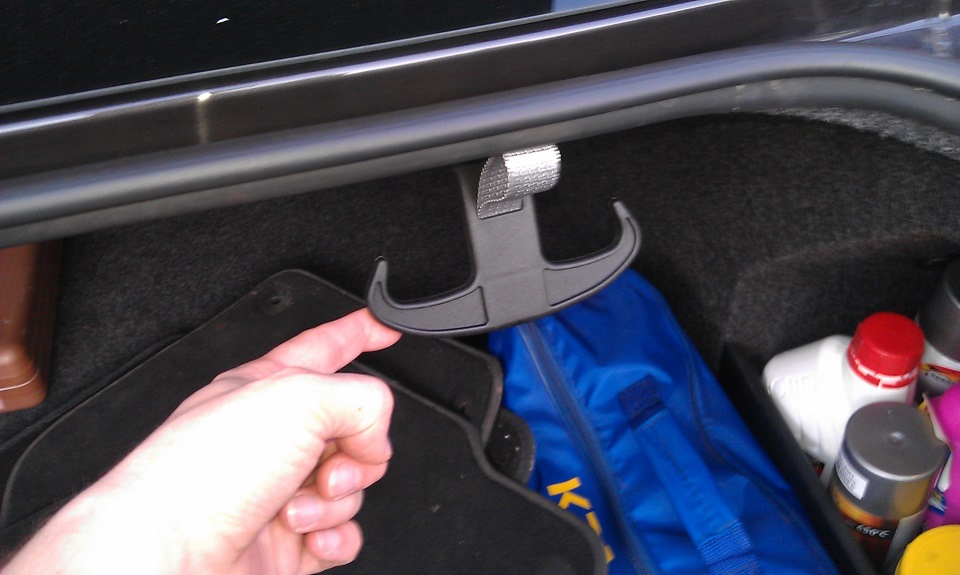 Крепление для сумок — Volkswagen Passat B6, 1,8 л, 2008 года ...