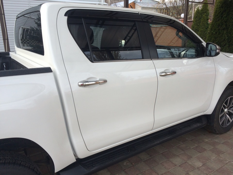 Установка дефлекторов на боковые окна — Toyota Hilux (8G), 2,8 л, 2015 ...