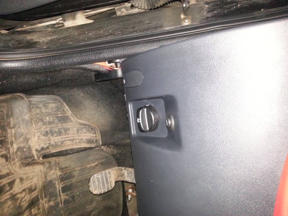 Открытие багажника с кнопки — Renault Logan (1G), 1,6 л, 2012 года ...