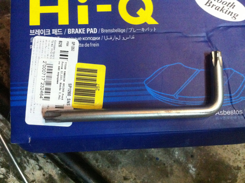 Замена передних колодок — Ford Focus III Sedan, 1,6 л, 2011 года ...