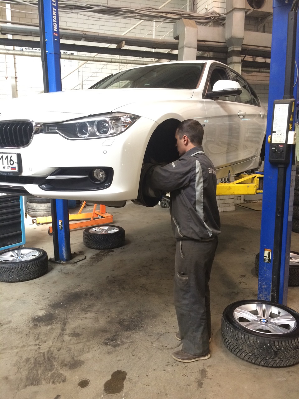 Замена тормозных колодок. — BMW 3 series (F30), 2 л, 2014 года | визит ...