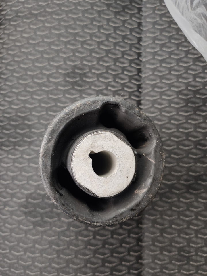 Сайлентблоки задней подвески на Volkswagen Caravelle (T6), Volkswagen ...