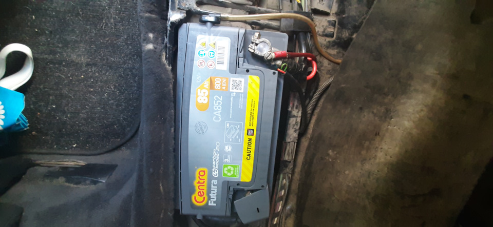 Замена аккумулятора на новый centra ca852 — Audi A6 (C4), 2,5 л, 1996 ...