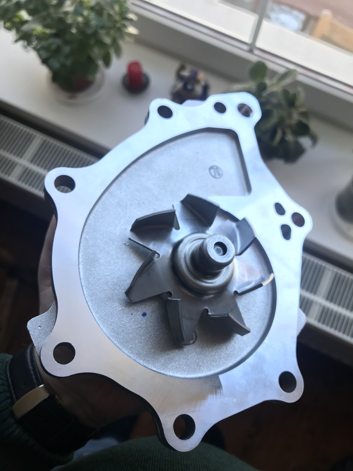 замена водяного насоса AISIN WPT-914A — Toyota Avensis III, 2,2 л, 2009 ...