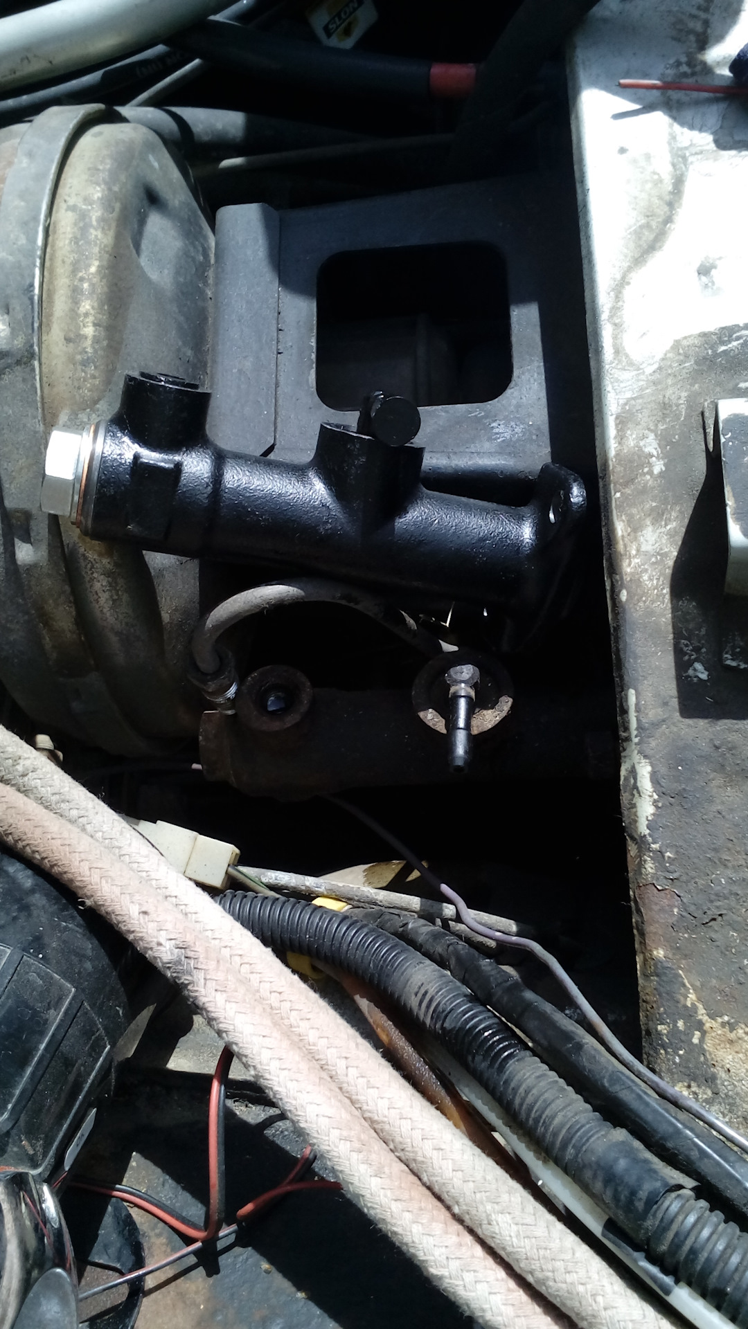 главный тормозной цилиндр замена — Lada 2131, 1,7 л, 2004 года | своими ...