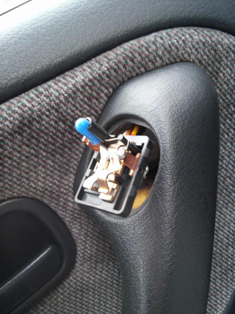 кнопка стеклоподьемника…оказалось не кнопка:) — Nissan Primera (P10), 2 ...