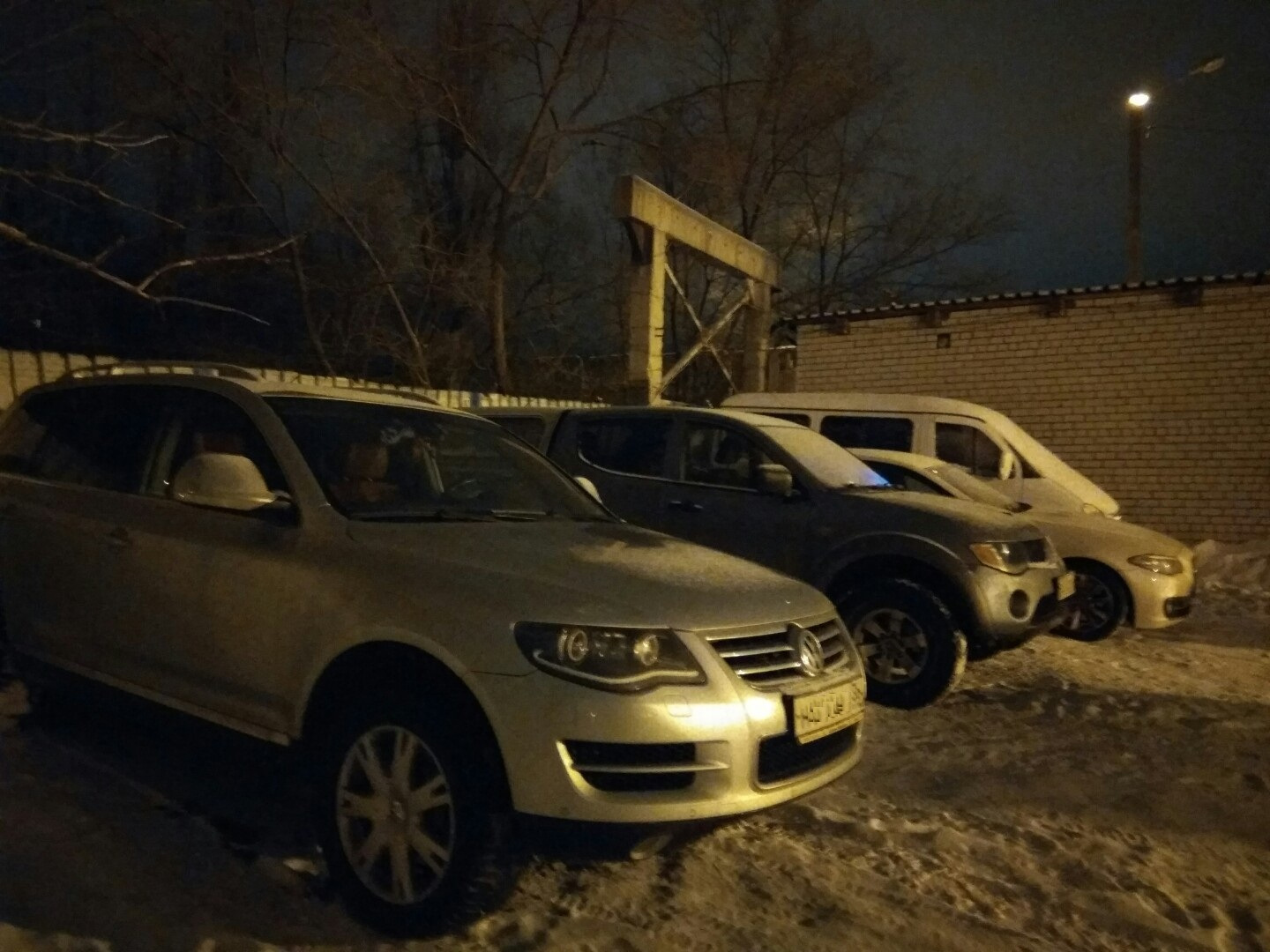 Встреча авто в морозное утро — Volkswagen Touareg (1G), 3 л, 2008 года ...