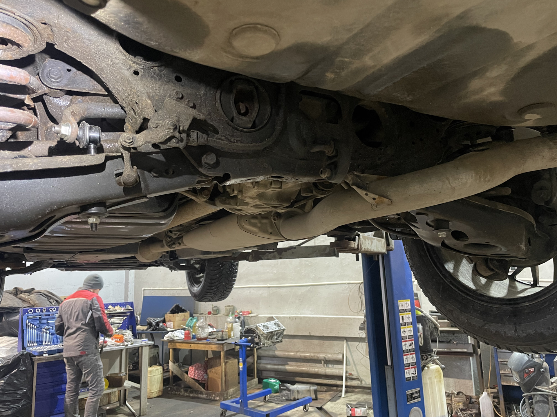 Замена задних стоек стабилизатора. — Toyota RAV4 (IV), 2,2 л, 2013 года ...