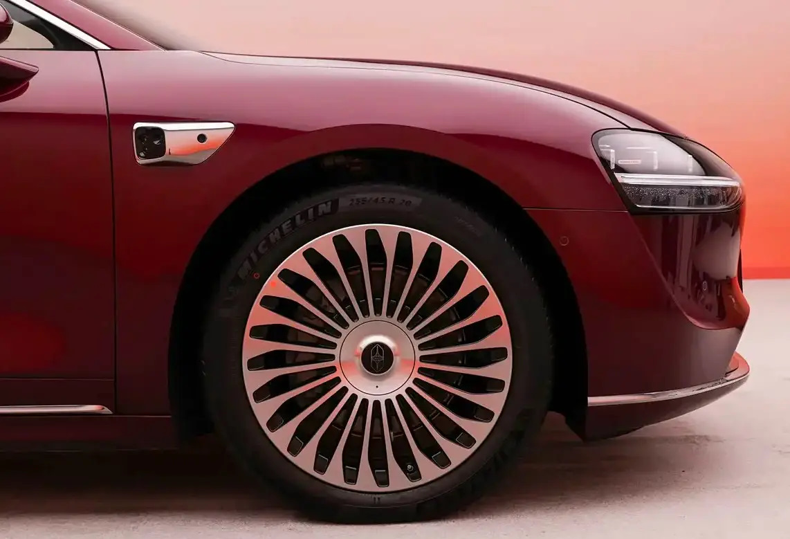 Stelato S9 2026: премиальный седан с системой автопилота Huawei ADS 4 выходит на рынок — EVOCARS ...