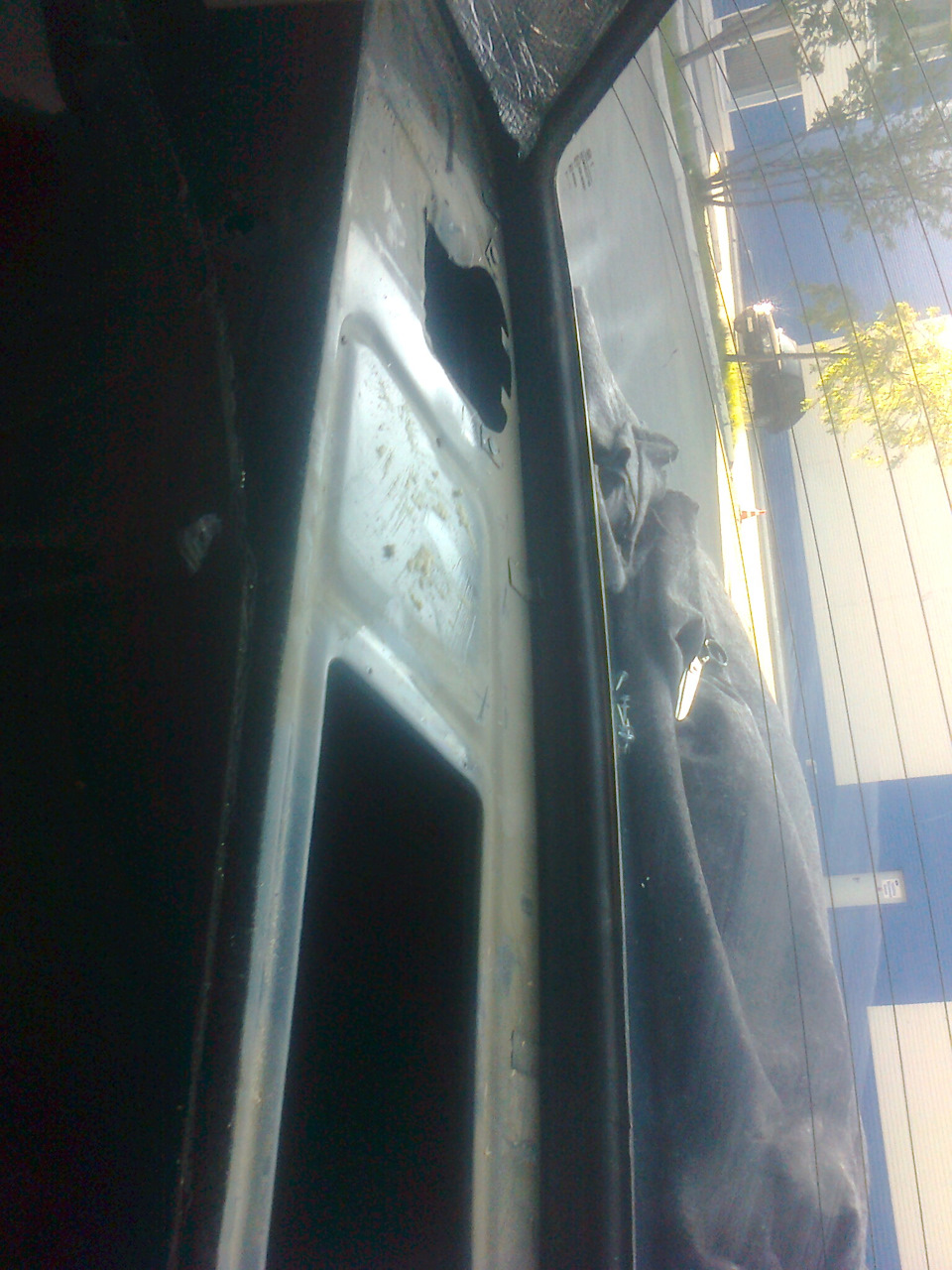 в полку решил воткнуть саб начало — ГАЗ 3110, 1999 года | аксессуары | DRIVE2