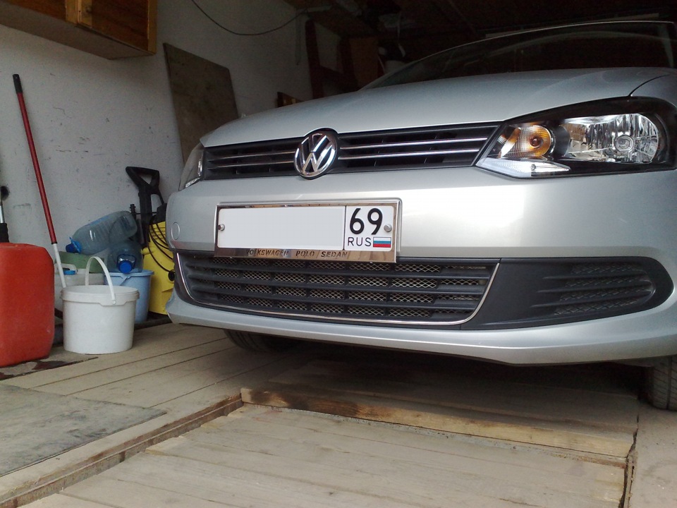 Молдинг на решетке радиатора Volkswagen Polo Sedan — DRIVE2