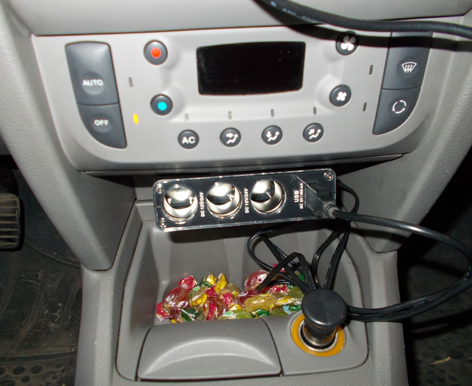 Разветвитель в прикуриватель — Renault Symbol, 1,4 л, 2009 года ...