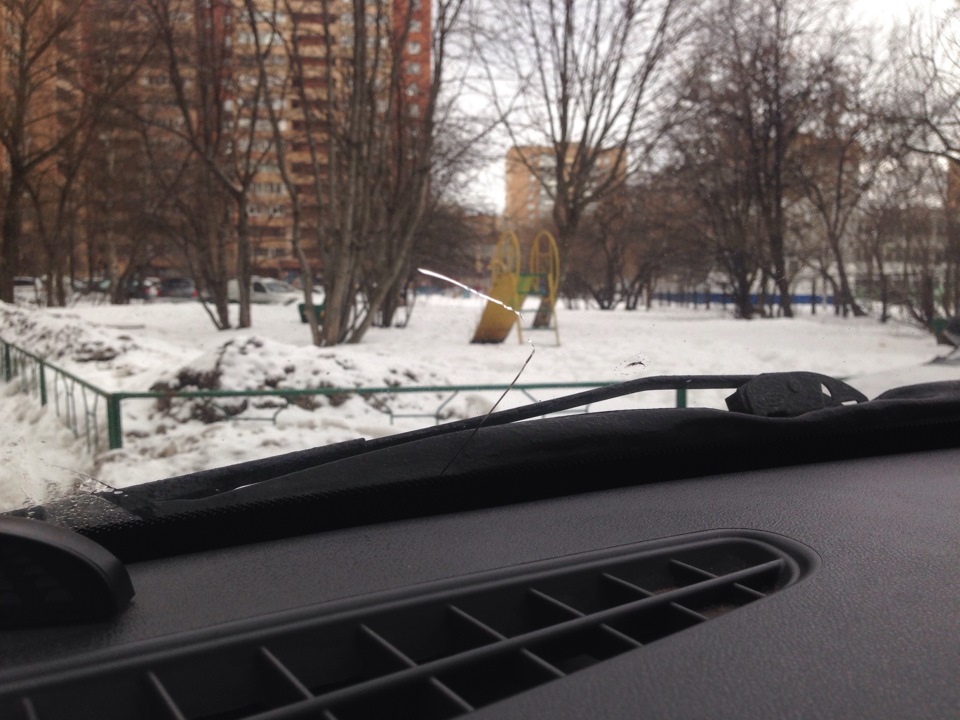 Первая трещина на стекле :( — Renault Logan (1G), 1,6 л, 2010 года ...