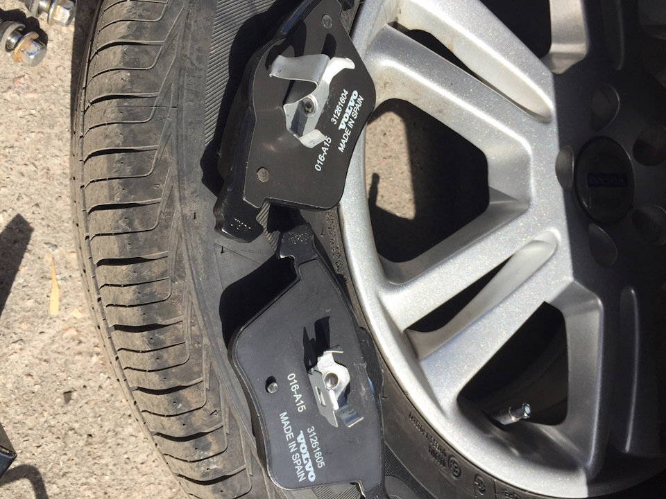 Заменил тормозные колодки и брызговики — Volvo XC90 (1G), 2,5 л, 2010 ...