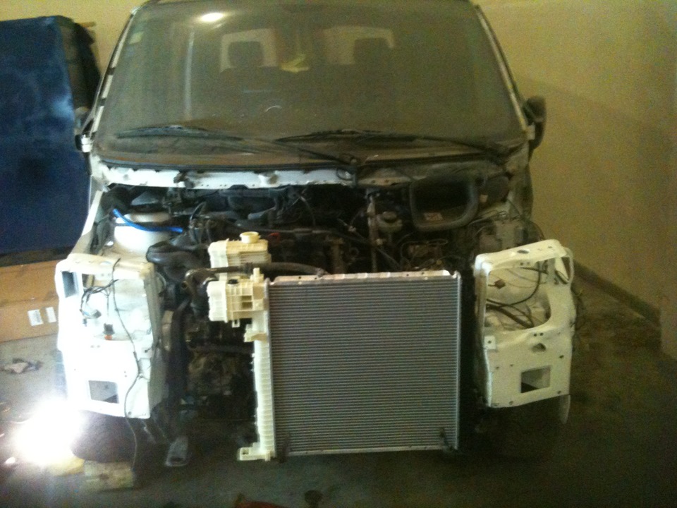 Установка радиатора — Mercedes-Benz Vito (1G), 2,2 л, 1999 года ...