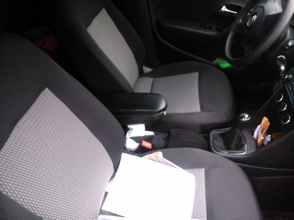 Подлокотник на своем месте — Volkswagen Polo Sedan, 1,6 л, 2013 года ...