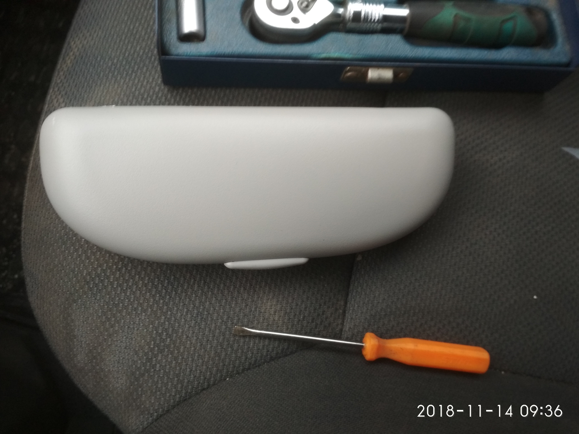 футляр для очков, вместо ручки водителя. — Opel Zafira B, 1,8 л, 2007 ...