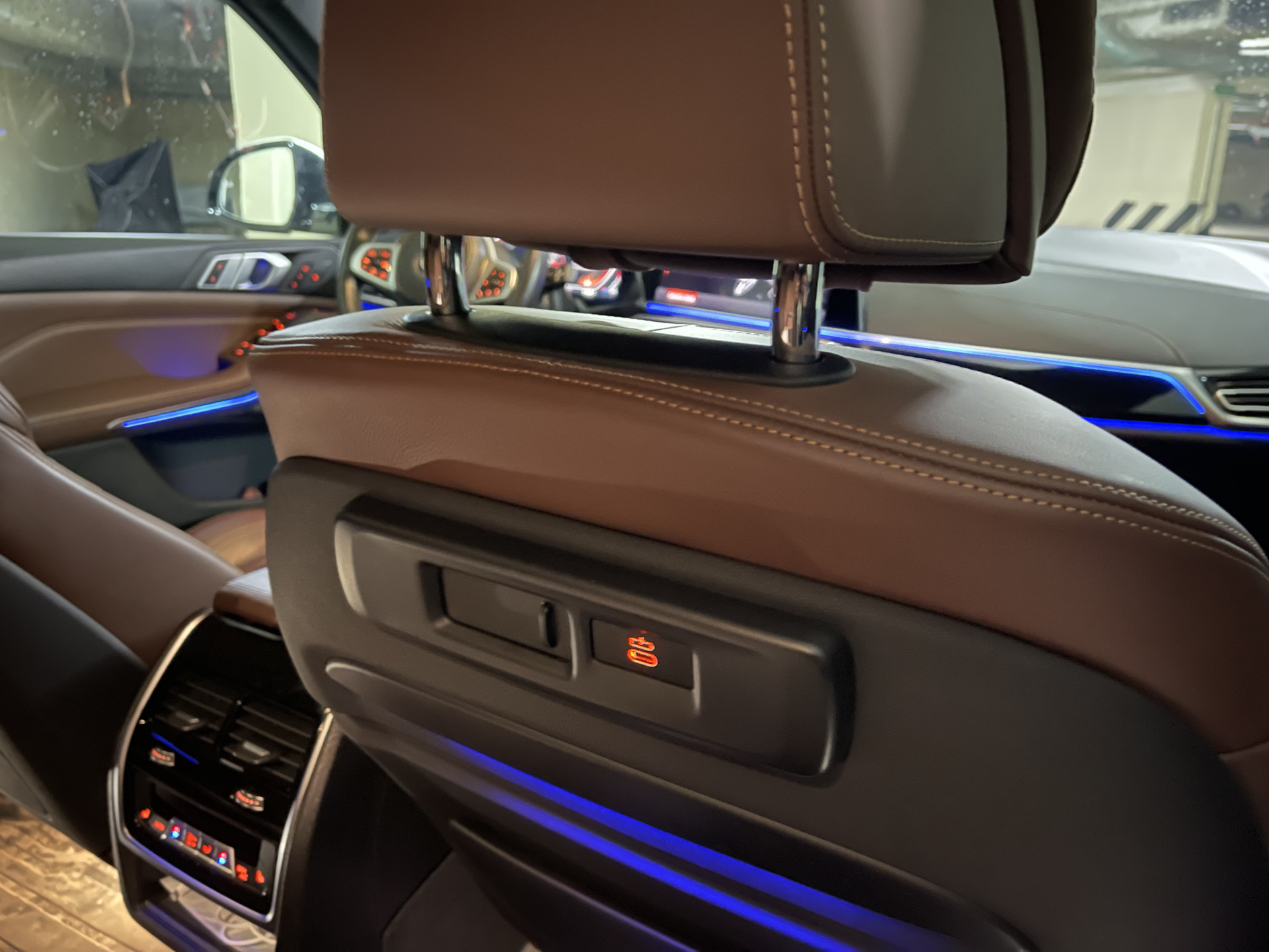 15. Travel & comfort — крепеж для планшета в штатное место BMW X5 G05 ...
