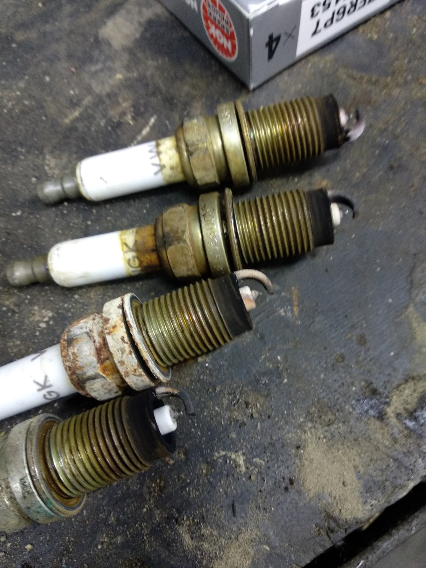 #33 Свечи зажигания NGK 97153 — Volkswagen Caddy (3G), 1,2 л, 2013 года ...