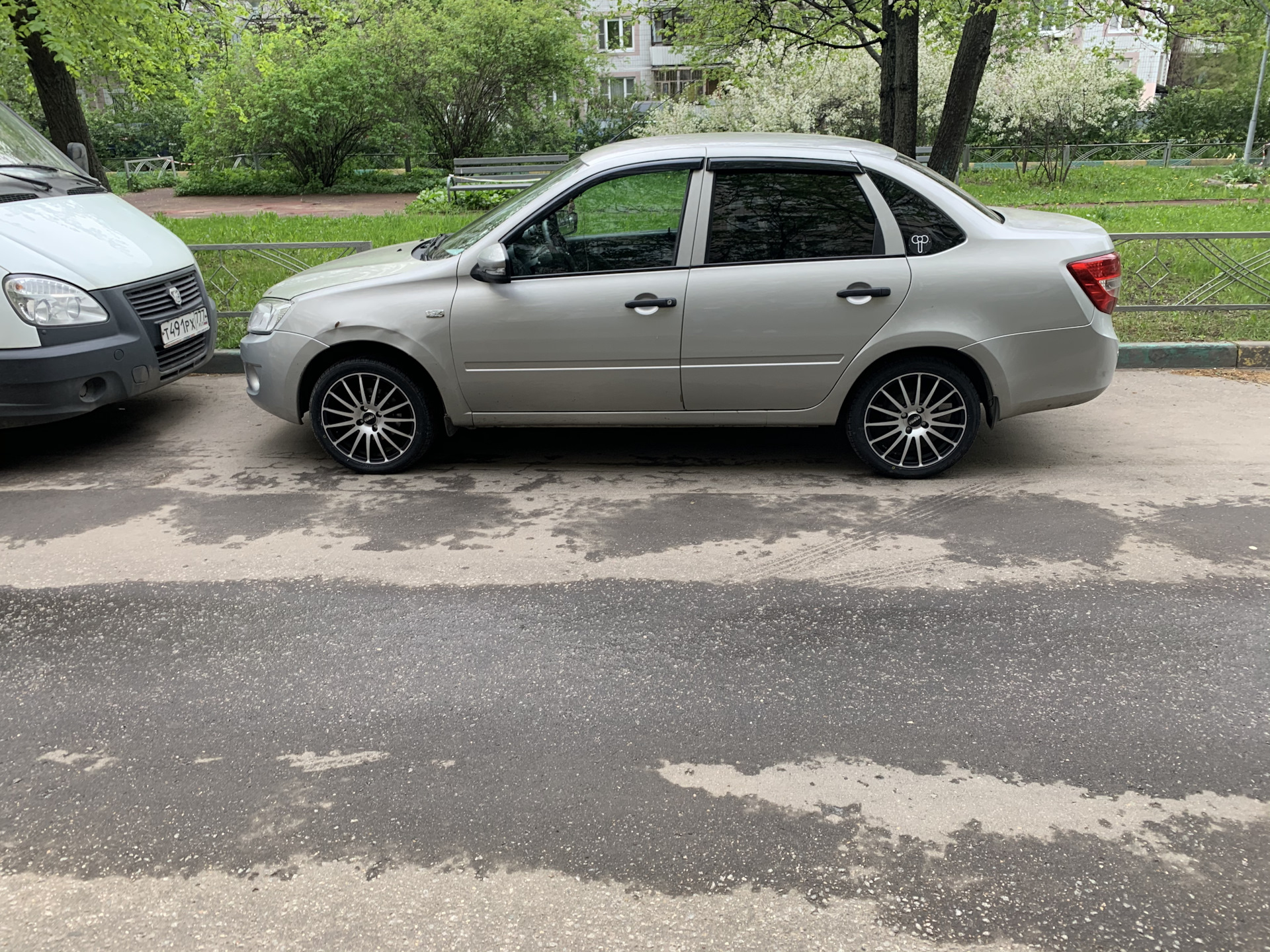 Тонировка и диски — Lada Гранта (1G), 1,6 л, 2013 года | колёсные диски | DRIVE2