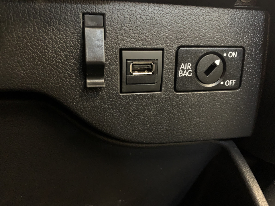USB разъём переехал в бардачок. (Upgrade первоначального варианта ...