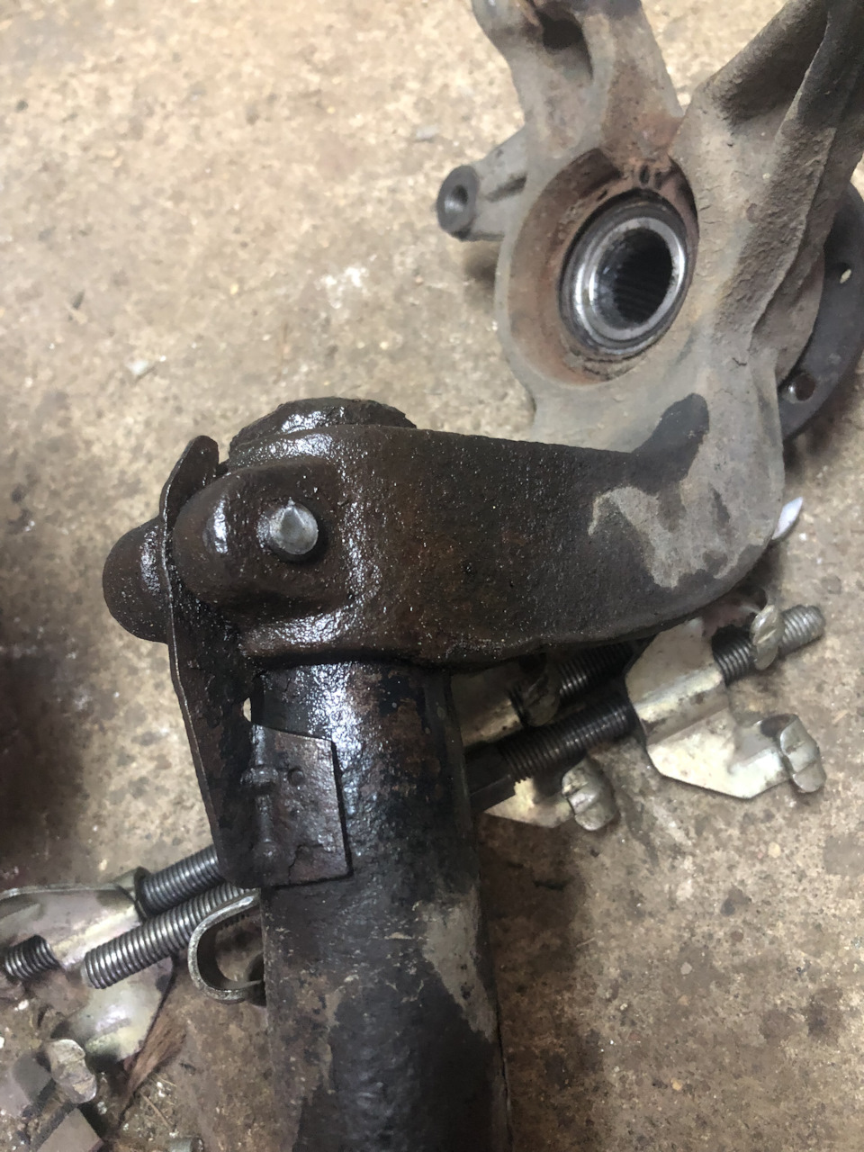 Первый ремонт. Замена передних амортизаторов, переднего правого ...