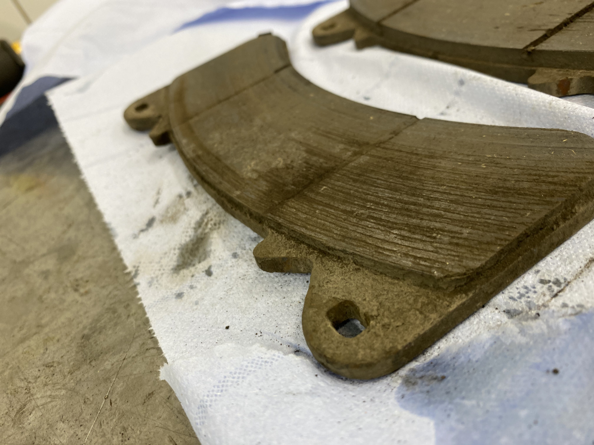 Замена тормозных колодок Brembo Performance — Cadillac Escalade (4G), 6 ...