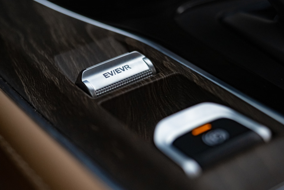 Что представляет из себя самый доступный гибрид в России? Тестируем 7-местный кроссовер Evolute ...