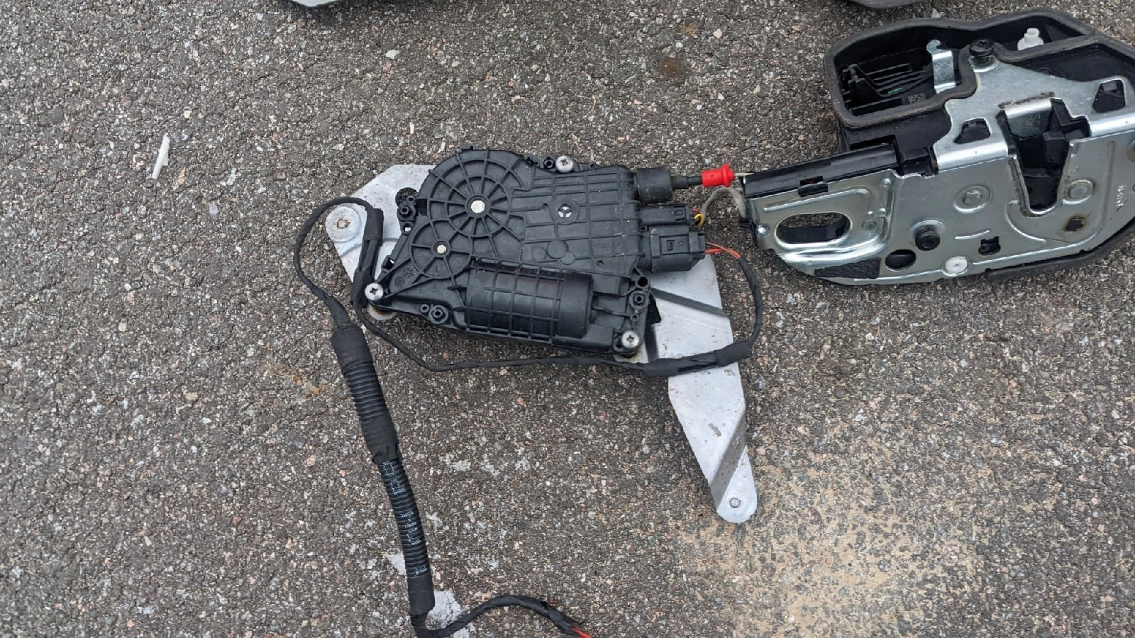 S323A Автодоводчик дверей — BMW 5 series (E60), 3 л, 2008 года ...