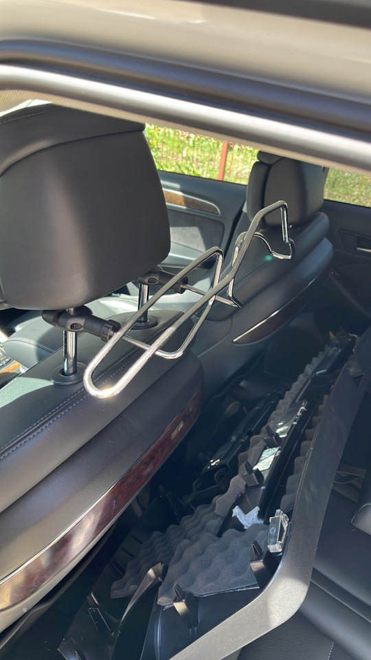 Вешалка Audi на Audi A3 (8V), Audi A4 (B8), Audi A6 (C7), Audi Q5 (1G), Audi Q7 (1G). Б/у | 1 ...