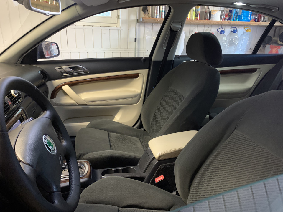 Бежевый подлокотник — Skoda Superb Mk1, 2,5 л, 2002 года | стайлинг ...
