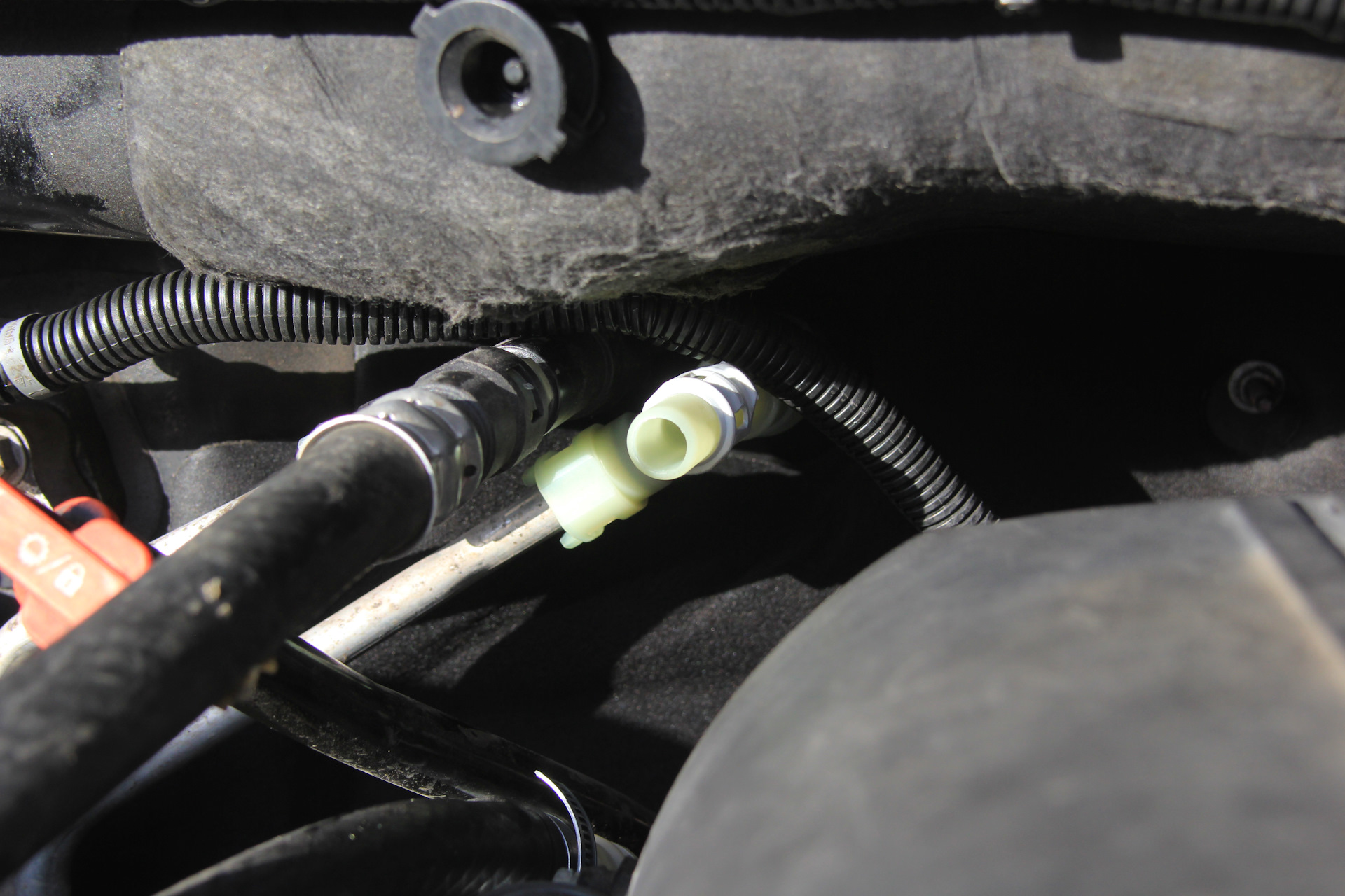 Невинный белый фитинг печки… — Chevrolet Suburban (10G), 5,3 л, 2005 ...