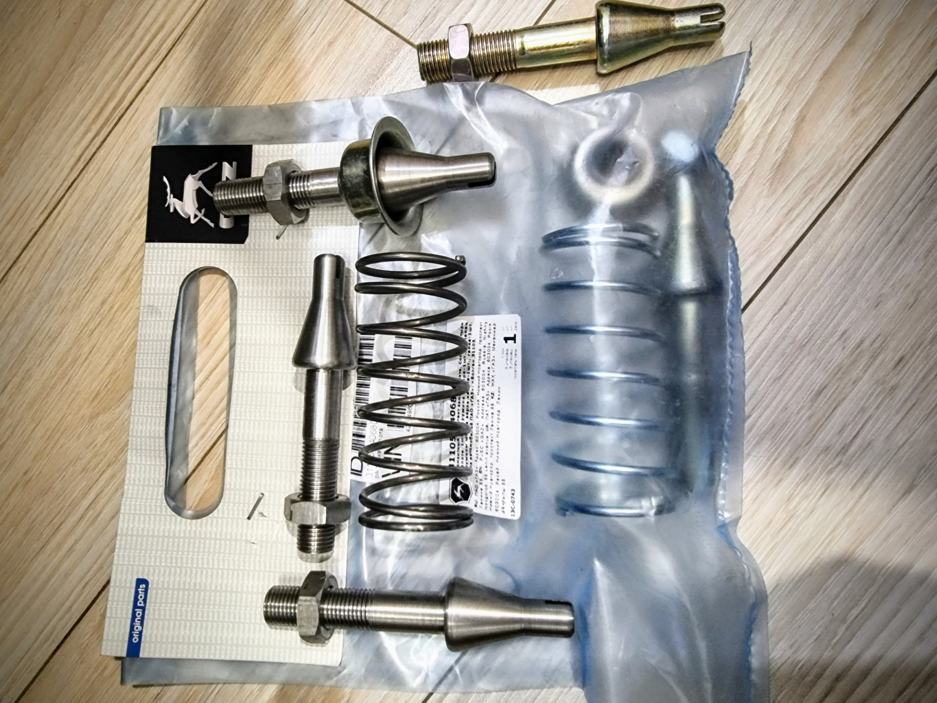 Запорный штифт крышки капота — ГАЗ 2410, 2,4 л., 1987 года | запчасти ...