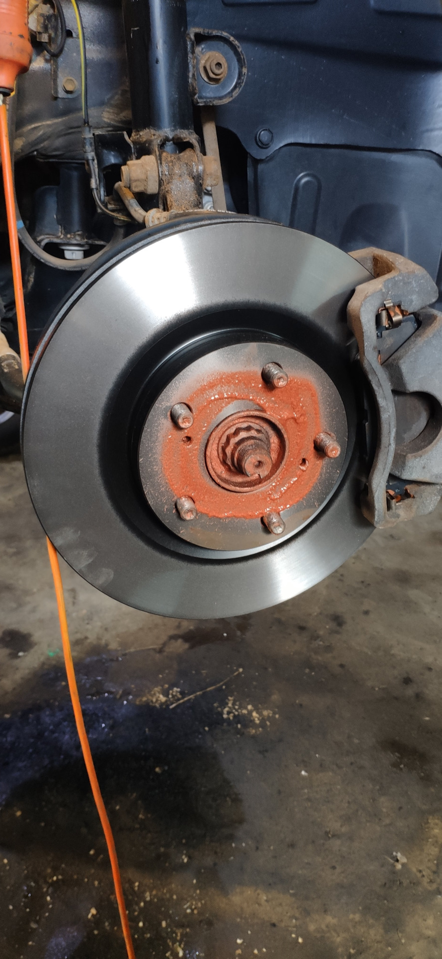 Замена передних тормозных дисков, колодок и втулок стабилизатора ...