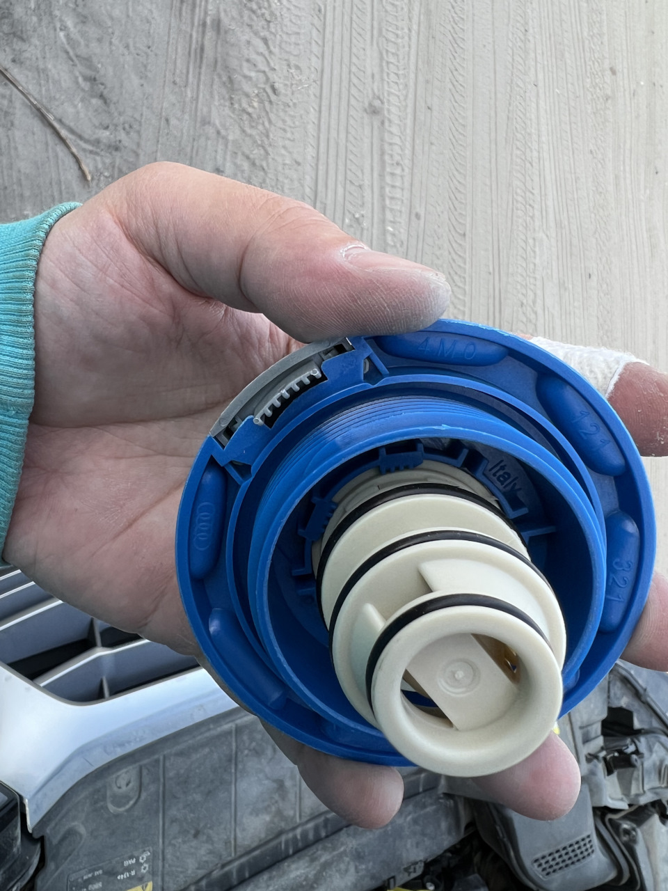 14. Крышка бочка ОЖ — Audi Q5 (2G), 2 л, 2017 года | плановое ТО | DRIVE2