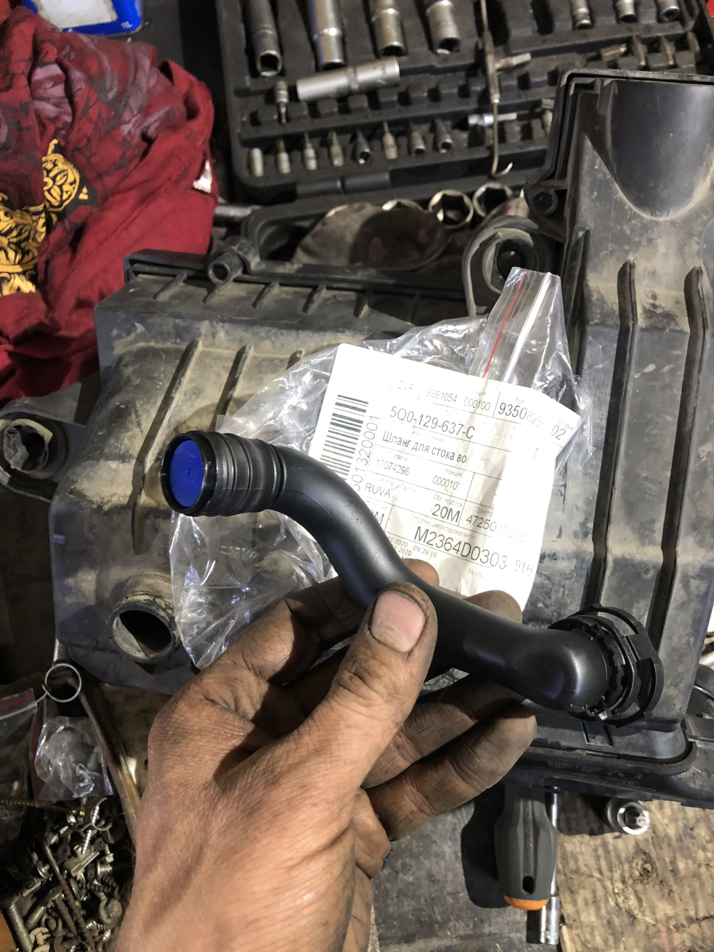 Патрубок слива влаги с воздушного короба — Skoda Octavia A7 Mk3, 1,8 л ...