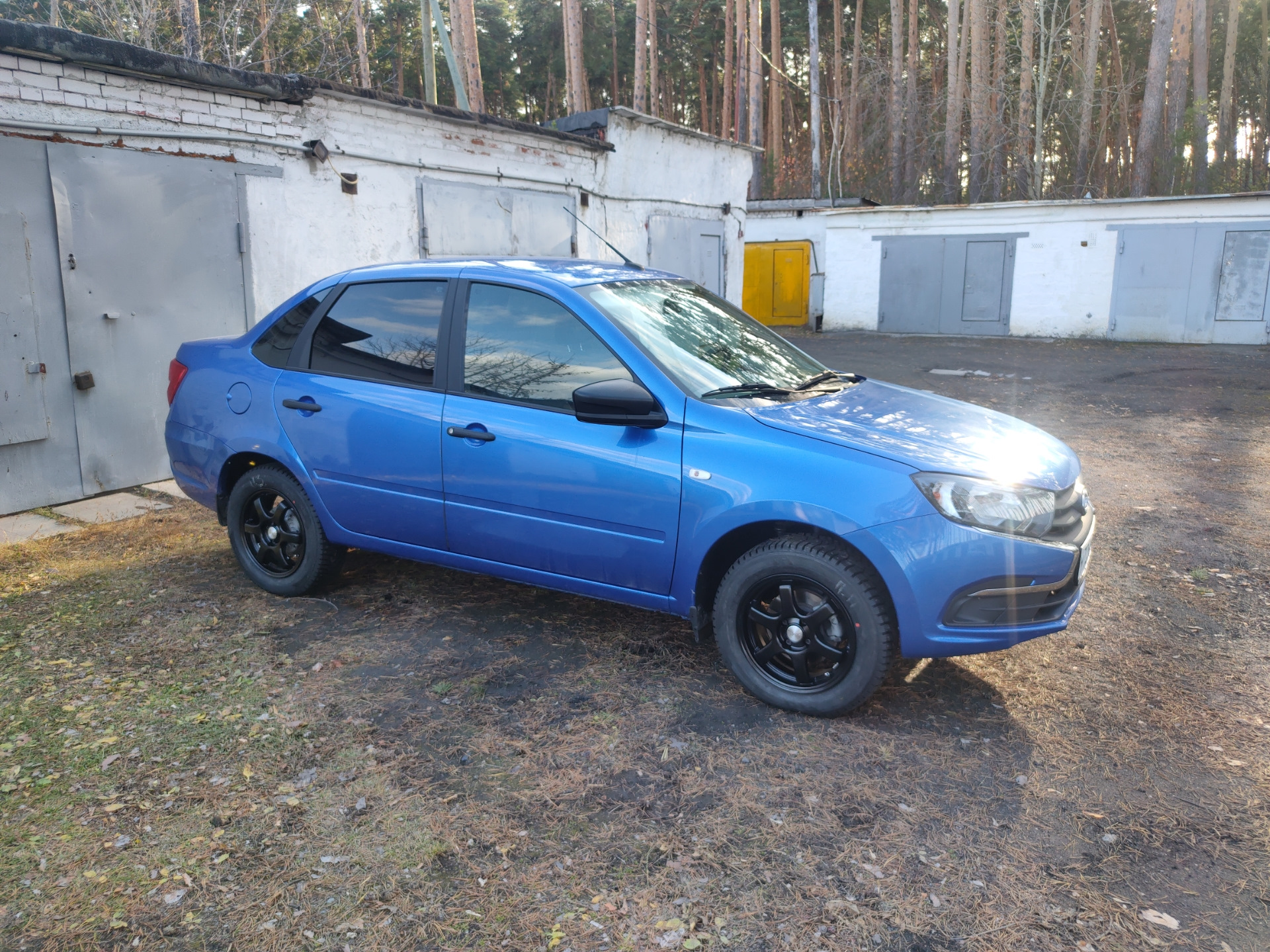 Переобулся как и все — Lada Гранта (2G) FL, 1,6 л, 2020 года | колёсные диски | DRIVE2