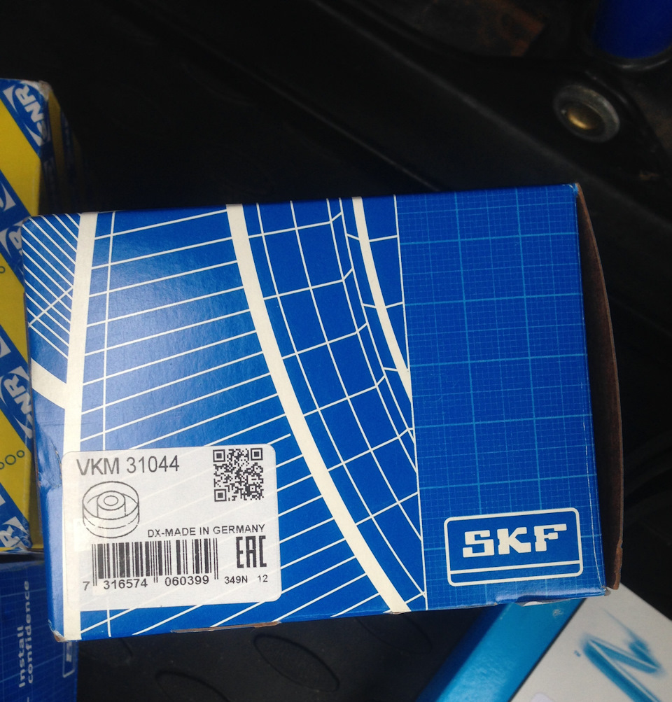 VKM31044 Паразитный / ведущий ролик, поликлиновой ремень SKF | Запчасти ...